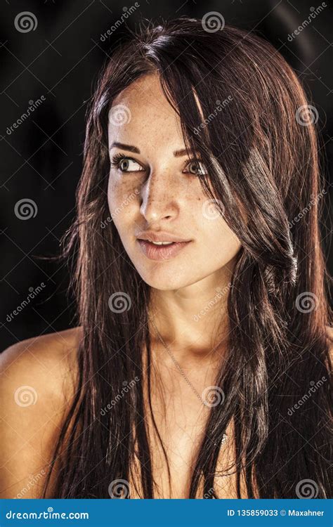Очень красивая девушка с пигментацией на ее стороне Стоковое Изображение изображение