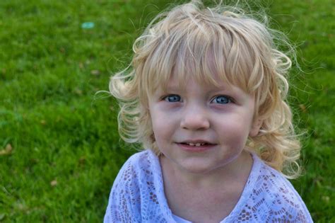 무료 이미지 어린이 소녀 봄 여름 햇빛 얼굴 표정 인간의 머리 색깔 미소 금발 코 유아 눈 감정 헤어 스타일 뺨 행복 아이리스 장난