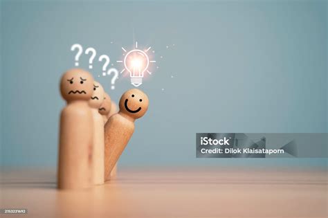 창의적 사고 아이디어와 문제 해결 혁신 개념을 위한 빛나는 전구가 있는 라인에서 뛰어난 미소 짓는 나무 미니어처 그림 성공에 대한 스톡 사진 및 기타 이미지 Istock