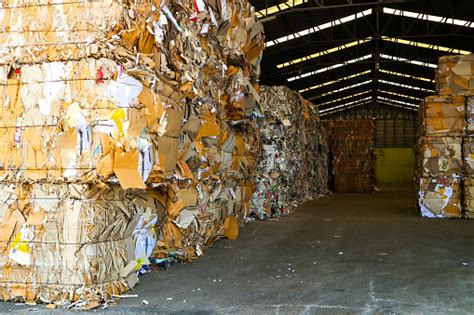 방콕 태국2019년 6월 22일 태국 재활용 산업 골판지 쓰레기 및 종이 쓰레기 를 누른 후 유압 베일링 쓰레기 프레스 기계를 사용하여 공장을 재활용하기 위한 운송을 위한