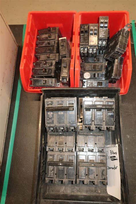 Lot De 30 Disjoncteurs Commander Asst Continental Auctioneers
