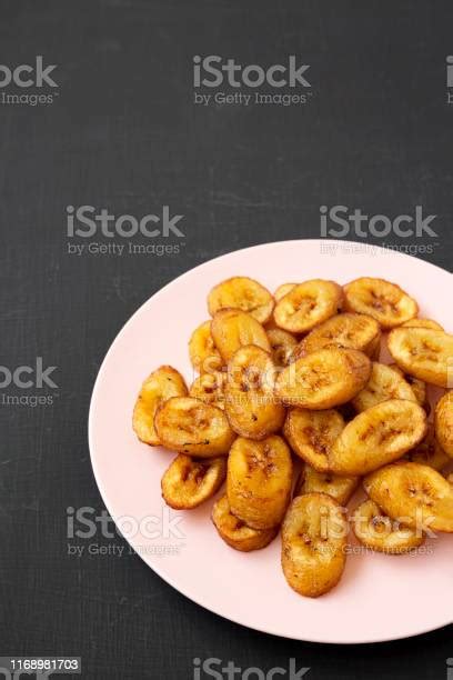 검은 배경 낮은 각도보기에 분홍색 접시에 수제 튀긴 질경이 공간을 복사합니다 건강한 식생활에 대한 스톡 사진 및 기타 이미지 건강한 식생활 검은색 과일 Istock