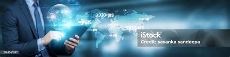미래 지향적 인 인터페이스에서 손으로 만지는 글로벌 네트워크 연결 기술 및 Gis를 나타내고 전 세계의 다양한 지점을 연결하고 상호 연결성 데이터 공유 및 고급 지리 정보