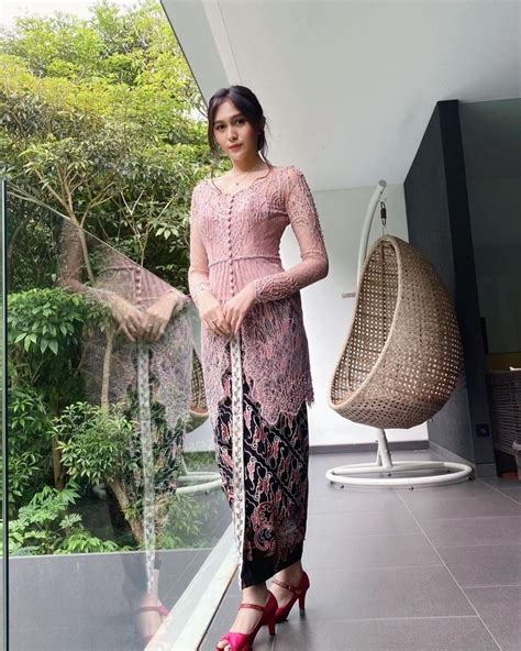 Inspirasi Kebaya Warna Pink Tampil Cerah Jadi Pusat Atensi