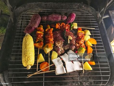 돼지 고기 다진 스테이크와 후추 버섯 감자 당근 보라색 참마와 옥수수 굽기와 밤에 연기와 바베큐 0명에 대한 스톡 사진 및 기타 이미지 Istock