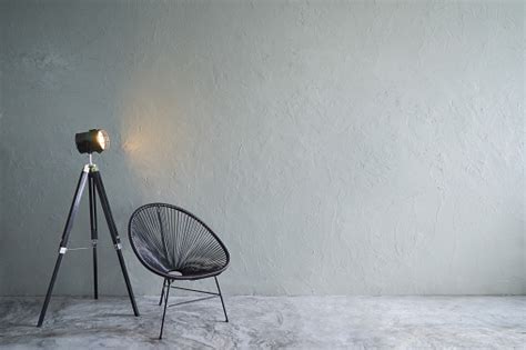 검은 레저의 자 녹색 식물 및 램프 스탠드와 현대 거실 시멘트 바닥과 콘크리트 벽 로프트 스타일과 인테리어 디자인 0명에 대한 스톡 사진 및 기타 이미지 Istock