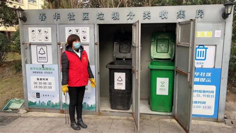 春节期间坚守岗位的垃圾分类桶边督导员