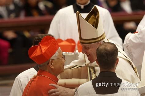 교황이 빨간 비레타 직접 씌웠다 유흥식 추기경 공식 서임