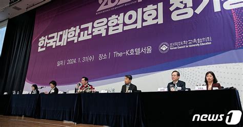 이주호 대학 총장과 현안 논의등록금 안정화 동참에 감사