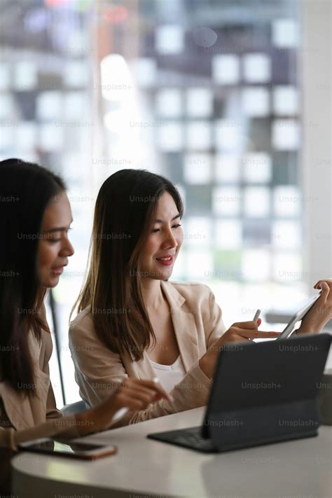 회의실에 앉아 회사 재무 전략에 대해 논의하는 두 명의 성공적인 사업가의 초상화 사진 Unsplash의 태국 이미지