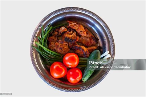 구운 황금 돼지 고기 또는 소고기 와 구운 황금 돼지 고기 녹색 오이 신선한 빨간 토마토와 흰색 고립 된 배경에 양파의 상단과 실버 접시의 플랫 레이 0명에 대한 스톡 사진