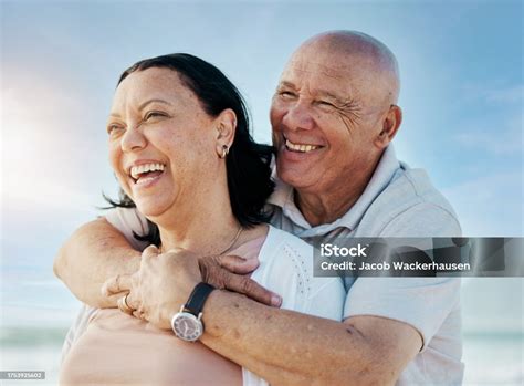 포옹 행복하고 생각하는 커플은 여행 휴가 바다에서 함께 해변에서 함께합니다 미소 사랑 그리고 아침에 바다에서 보살핌과 아이디어를 가진 선배 남녀 웃고 데이트 해변에 대한