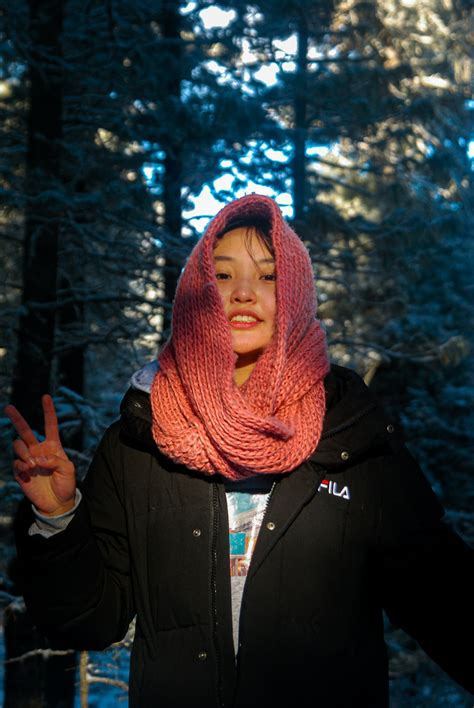 숲에 서 있는 분홍색 스카프를 두른 여자 사진 Unsplash의 무료 보그드 칸 두구이 차간 이미지