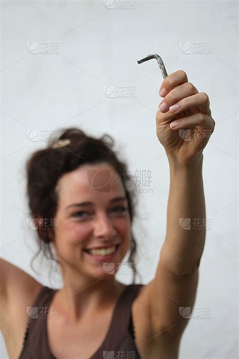 拿着一把艾伦钥匙的年轻女子