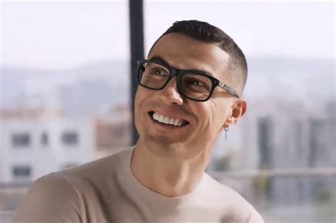 علت عینک زدن رونالدو مشخص شد؛ ورود به عرصه چشم پزشکی فوتبالی