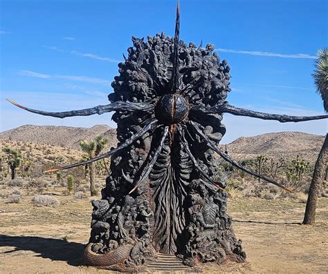Maj Game Awards 2025 Une étrange Statue Apparaît Dans Un Désert