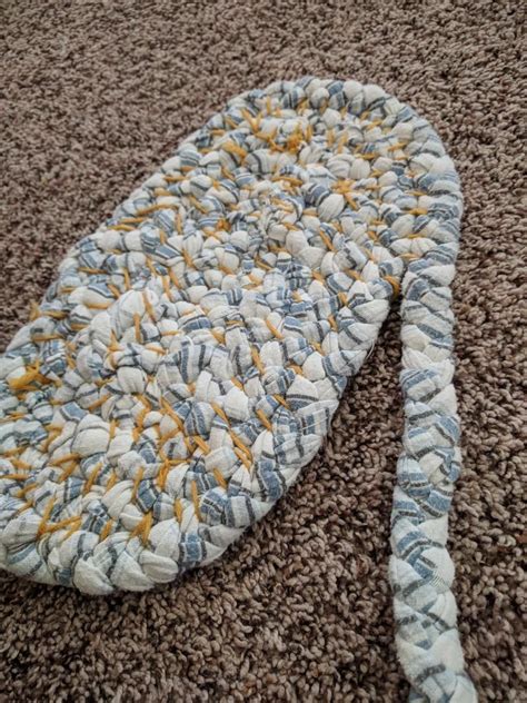 Tutorial How To Make A Braided Rag Rug From Old Sheets Or T Shirts In 2025 Braided Rag Rug
