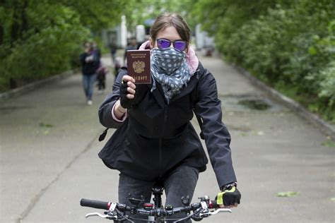 У кого есть преимущества при получении российского гражданства а кто рискует его лишиться