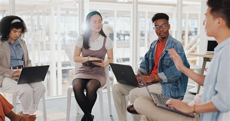 비즈니스 사람 브레인스토밍 및 생산성 회의 및 협업 계획 피드백 또는 그래픽 디자인을 갖춘 노트북 기술 전략 또는 창의성을 통한 직원 그룹 또는 팀워크와 아이디어 25 29