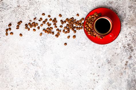 회색 배경에 빨간색 컵에 향기로운 커피 콩 평면도 텍스트의 공간을 복사 합니다 갈색에 대한 스톡 사진 및 기타 이미지 갈색