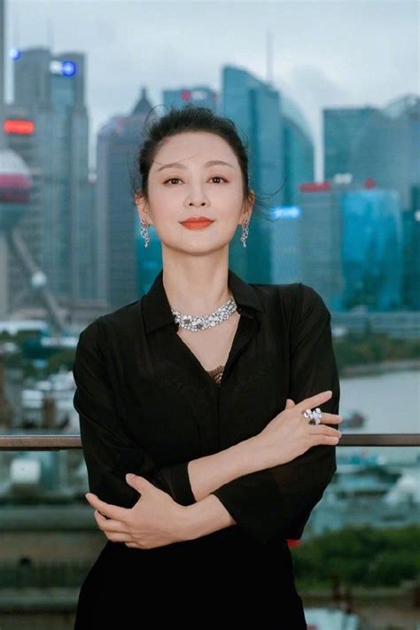 陈红电影节写真集，一身黑裙加身显优雅！感叹，美人迟暮却未老 倾城网