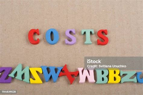 다채로운 Abc 알파벳 블록 나무 편지에서 구성 된 종이 배경에 비용 단어 광고 텍스트에 대 한 공간을 복사 합니다 학습 영어 개념입니다 0명에 대한 스톡 사진 및 기타