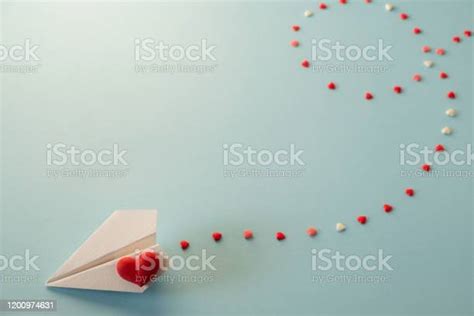 발렌타인 데이 배경입니다 파스텔 블루 배경에 빨간 하트와 단일 흰색 종이 비행기입니다 개념에 대한 스톡 사진 및 기타 이미지 개념 공예 공휴일 Istock