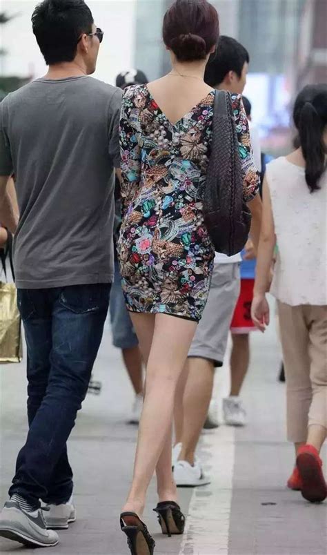 街拍 风韵犹存的美少妇 身姿婀娜 可太有女人味了 女人吧