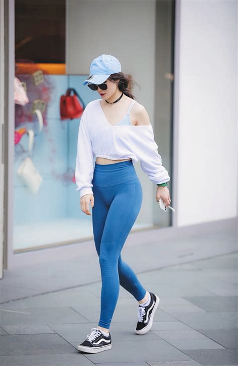 街拍大长腿的小姐姐上镜率素来很高紧身裤女神非你莫属 Nestia