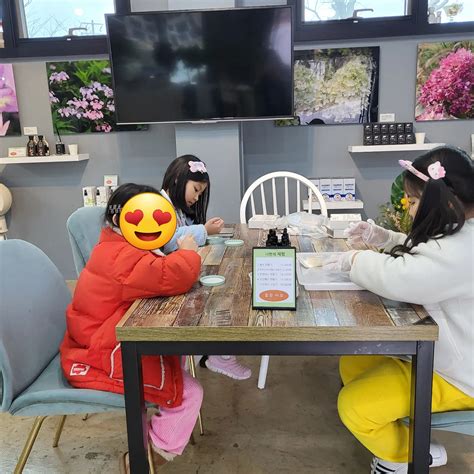 제주동화마을향기체험관 이번 설연휴가 길다보니 제주도에는 가족 여행객들이 많네요~ 어린아이가 부모님과 함께 향수를 만들고자 오셨네요~ 미래의 코스메틱 전문가 탄생을