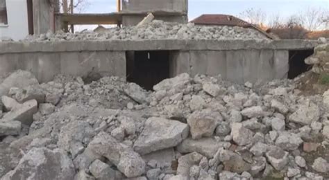 ГНУСНО Мъртви животни и боклуци до детска градина в Бяла Слатина Информационна агенция ПИК