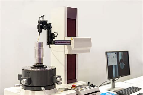 원도 원통성 및 직선 측정 테스터 기계 및 검사 중 작업 턴테이블에 설정된 원통형 금속 부품 가공 Cnc 장치에 대한 스톡 사진 및 기타 이미지 Istock