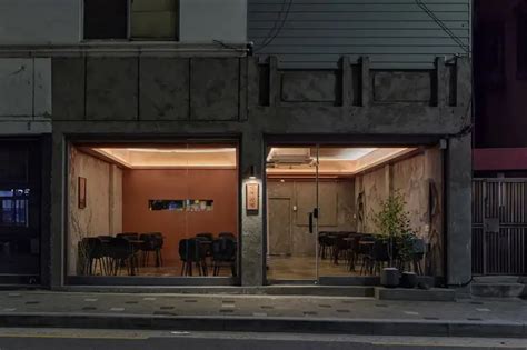 한국적인 벽면 페인팅이 돋보이는 모던 빈티지 20평 양고기 식당 인테리어 광진구 군자동