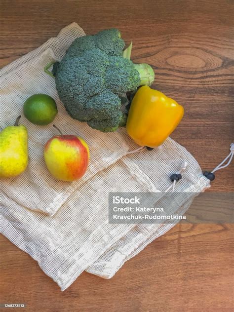 나무 테이블에 면 쇼핑 백에 신선한 야채와 과일 수직 플라스틱 개념이 없습니다 공간을 복사합니다 폐기물 제로 0명에 대한 스톡 사진 및 기타 이미지 Istock