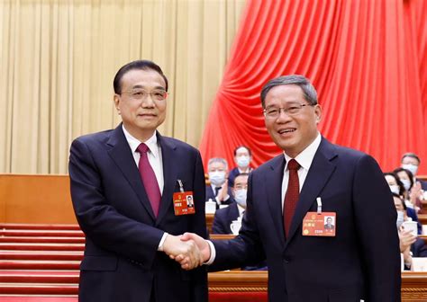 二月花（fo必回） On Twitter 干事接力棒。 李克强正式卸下担任十年之久的总理之职。 李克强