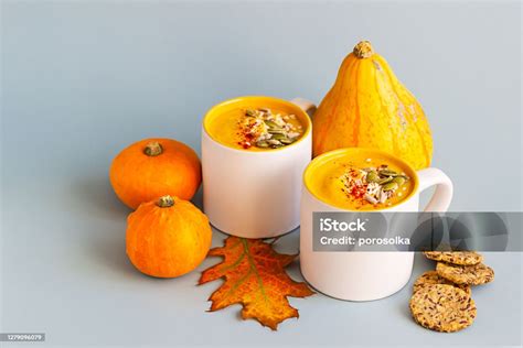 호박 크림 수프와 씨앗과 크림 세라믹 머그잔과 밝은 파란색 배경에 멀티 그레인 건강 크래커 다중 색상에 대한 스톡 사진 및 기타 이미지 Istock