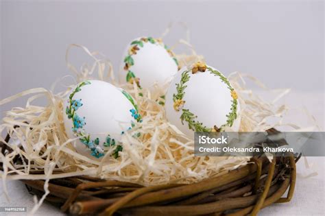 배너 텍스트 커피 배경에 대 한 많은 공간 부활절 달걀 둥지에 달걀 껍질에 페인트 자수 리본으로 장식 세 개의 흰색 달걀 다음 부스러기에 광고 초대장 엽서 Bigboard