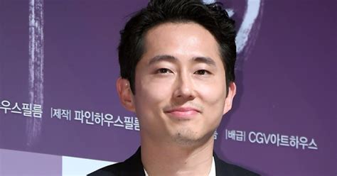 워킹데드 스티븐 연 둘째 딸 품에 안았다