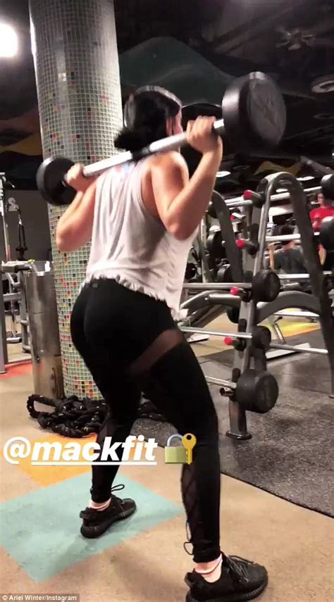 Ariel Winter Goes Make Up Free As She Shows Off Toned Abs Daily Mail