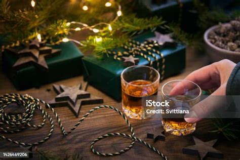 크리스마스 장식으로 위스키 또는 버번 한 잔을 들고있는 여성의 손 선물에 대한 스톡 사진 및 기타 이미지 선물 위스키 크리스마스 Istock