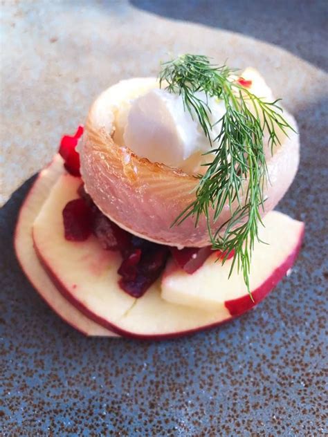 Amuse Van Gerookte Palingfilet Op Een Bedje Van Appel En Rode Biet