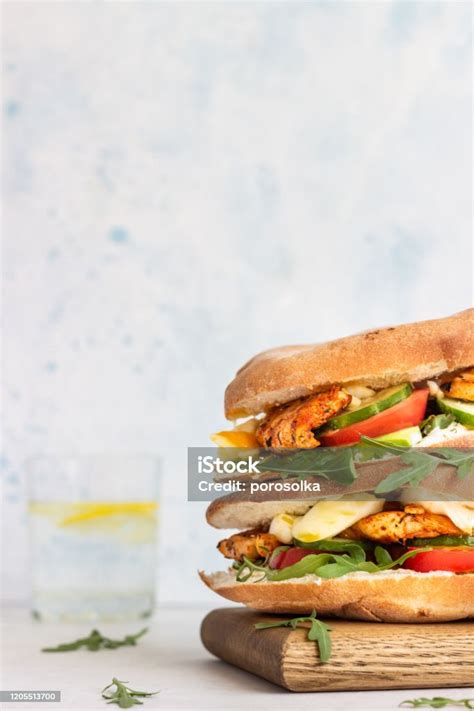 아루굴라 아보카도 오이 토마토 닭고기 계란피타 치킨 계란 야채를 곁들인 피타 샌드위치 밝은 콘크리트 배경입니다 공간을 복사합니다 치킨 햄버거에 대한 스톡 사진 및 기타