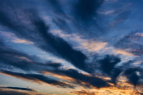 해질녘 여름 하늘의 풍경 다양한 색의 구름과 기괴한 모양이 아름다운 그림을 만듭니다 0명에 대한 스톡 사진 및 기타 이미지 0명 경관 구름 Istock