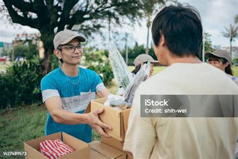 기부 센터의 자원 봉사자 팀은 도움이 필요한 사람들을위한 상자에 음식 옷 물을 공유하고 포장합니다 25 29세에 대한 스톡 사진 및 기타 이미지 Istock