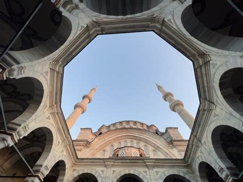 건축 관광 기둥 기하학 대성당 대칭 돔 뚱뚱한 모스크 모스크 안뜰 문화 유산 미나레트 석재 조각 스카이라인 신앙 아치 아치형 복도 안뜰