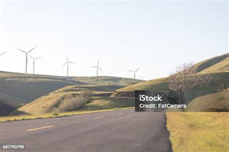 풍력 터빈에 의해 포위 하는 시골 고속도로 중간 성인 남자 Longboards 30 39세에 대한 스톡 사진 및 기타 이미지 30 39세 개발 개선 Istock
