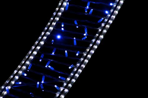 크리스마스 장식 파란색과 흰색 깜박이는 조명의 일부 가까이 새해와 크리스마스 장식 문자열 쌀 전구의 거리 세부 사항입니다 크리스마스 축 하 휴일 장면에 장식 0명에 대한