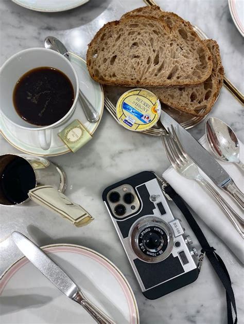 디지털 카메라 빵 수직 쐈어 아침 식사 위에서 내려다 본 정물 커틀러리 커피 커피 컵 평평하다 화이트 식탁보에 관한 무료 스톡 사진