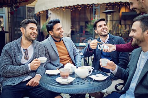 친구는 카페테리아에서 비접촉 식 신용 카드를 사용 하 여 검사를 지불 하는 계산대에 대한 스톡 사진 및 기타 이미지 계산대 고객 구매 Istock