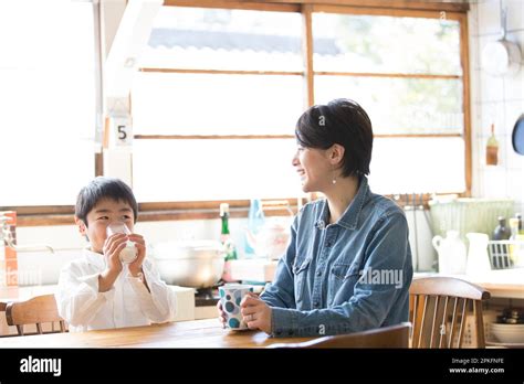 Niño Bebiendo Leche Con Su Madre Fotografía De Stock Alamy